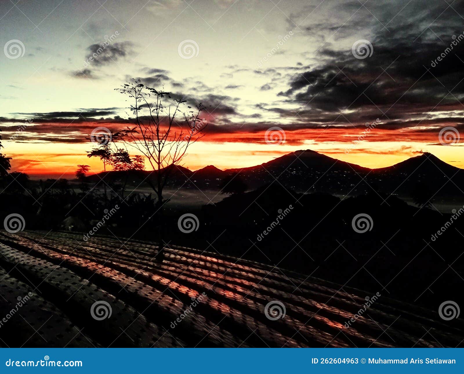 Sunrise with 2 mountain stock image. Image of tree, beautiful - 262604963