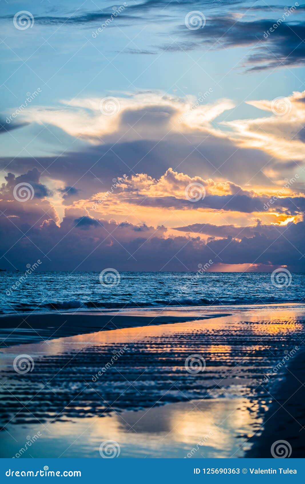 Sunrise over beach in Cuba stock image. Image of cuba - 125690363