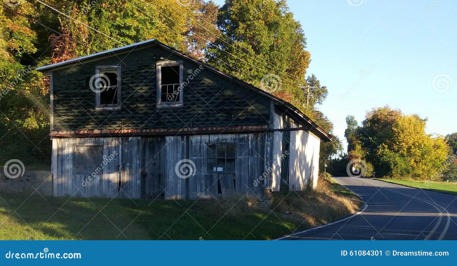 Sunrise Over a Pennsylvania Roadside Barn Stock Image - Image of ...