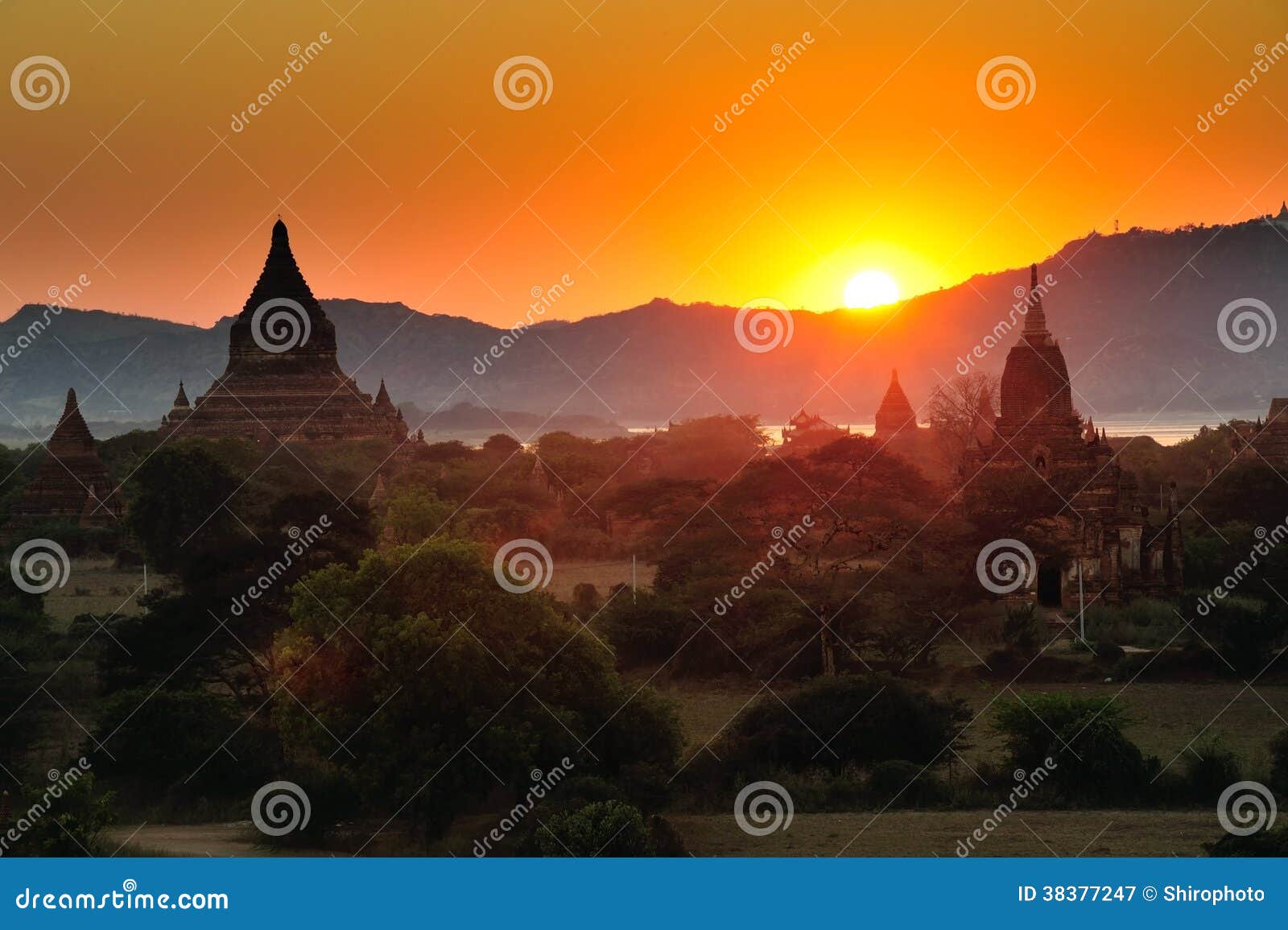 Sunrise Over Temples of Bagan Stock Image - Image of destination, mist ...