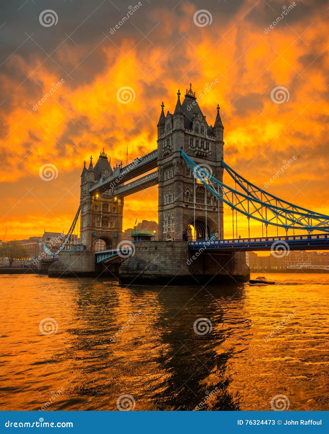 Sunrise Over Tower Bridge stock image. Image of london - 76324473