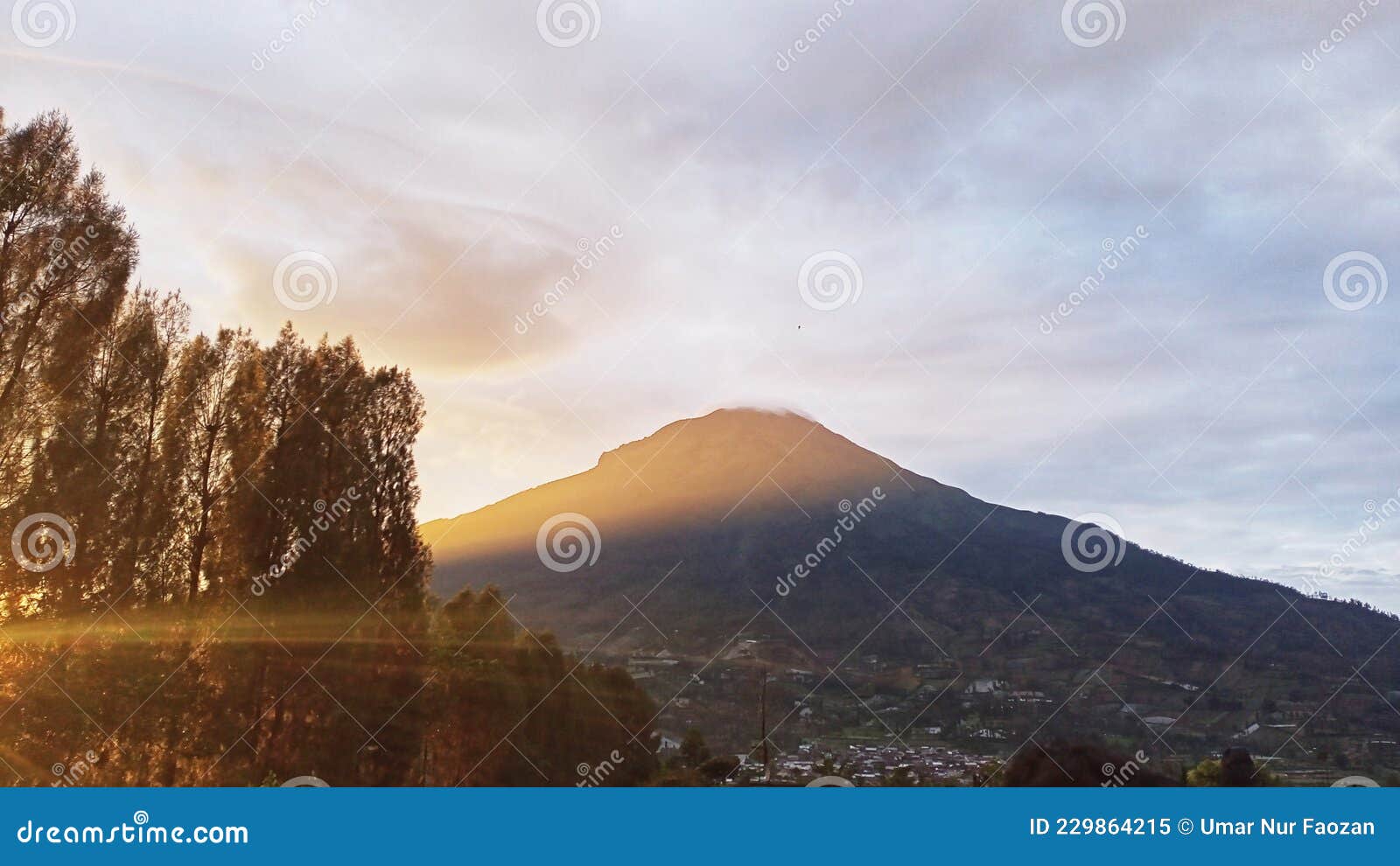 Sunrise Seen from Mount Sindoro Stock Image - Image of side, temanggung ...