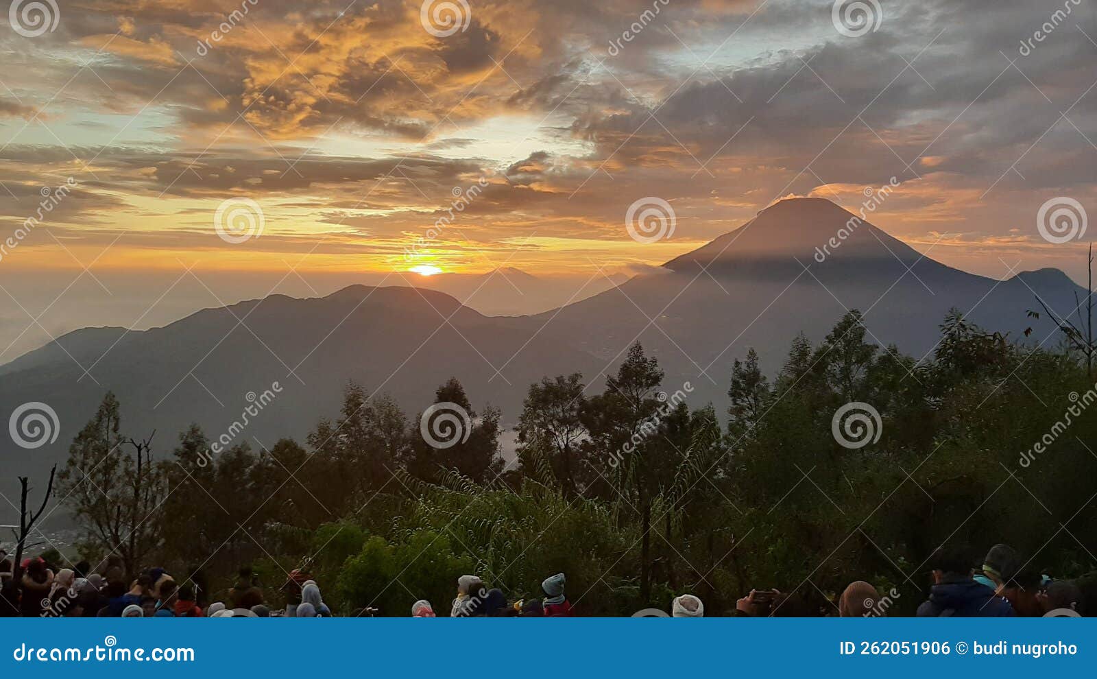 Sunrise at Sikunir, Dieng editorial photo. Image of tuorist - 262051906
