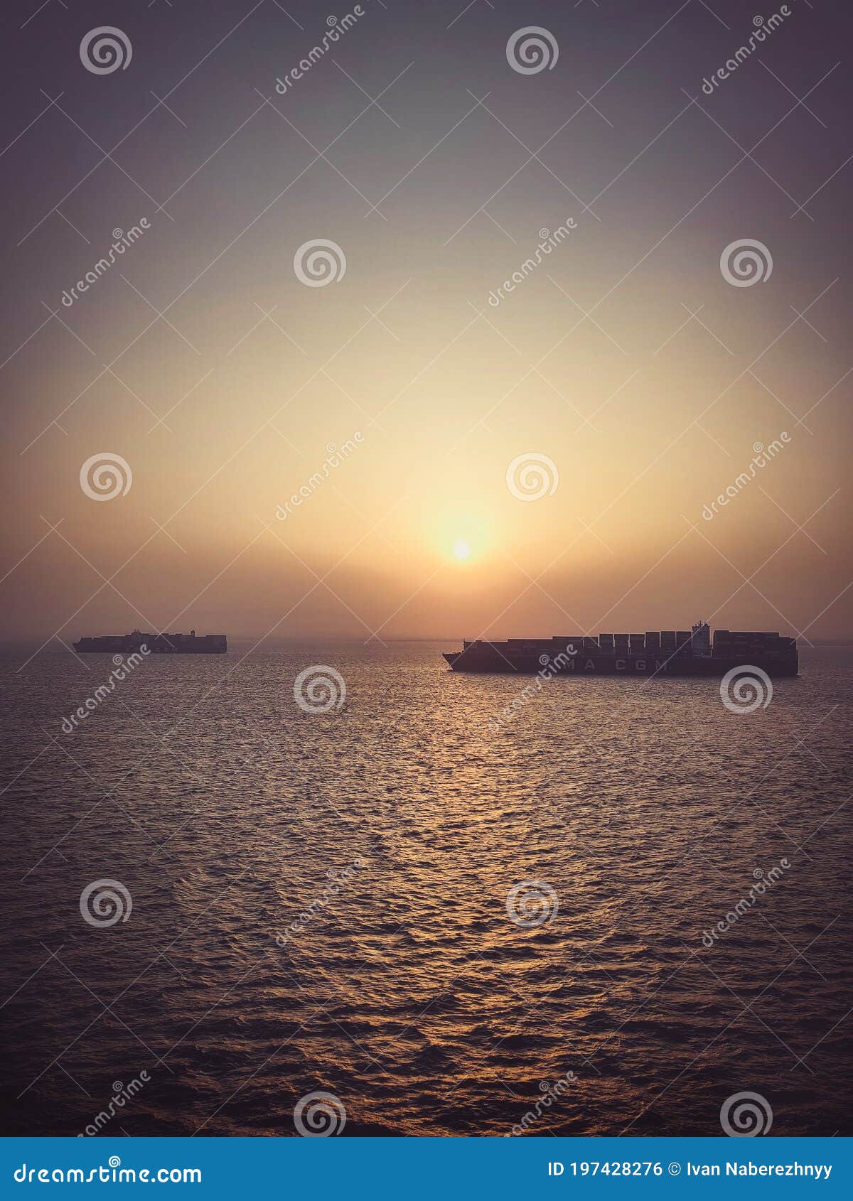 Sunrise at Suez anchorage editorial photo. Image of waves - 197428276