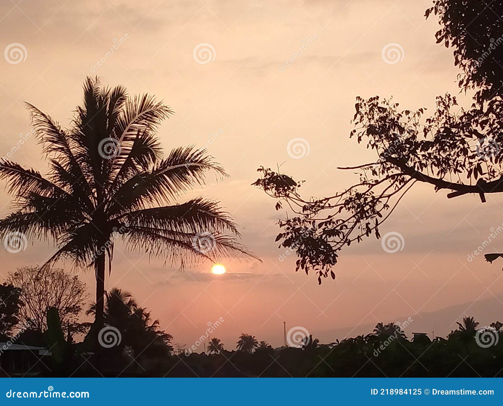 Sunrise In The Village Of Monkton, Kent, UK. The Sun Is Just Appearing ...