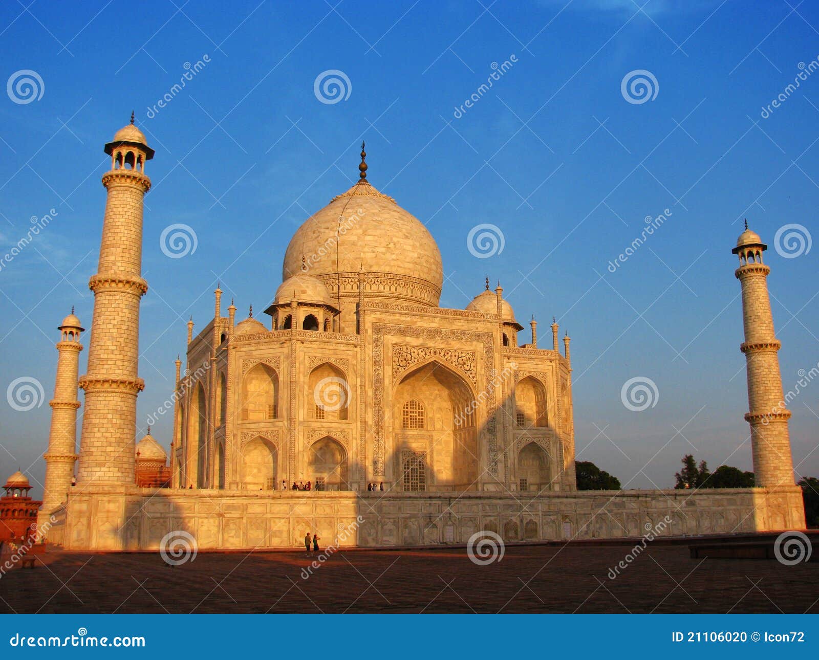 Sunset at the Amazing Taj Mahal in Agra (India) Stock Photo - Image of ...