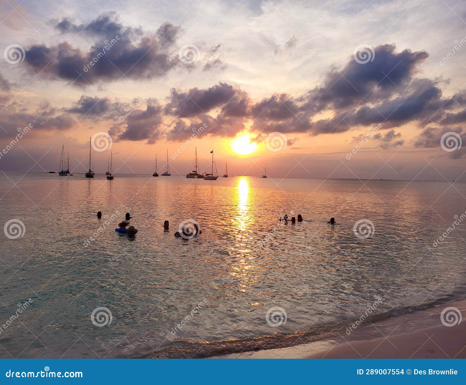 Sunset on Aruba editorial stock image. Image of beauty - 289007554
