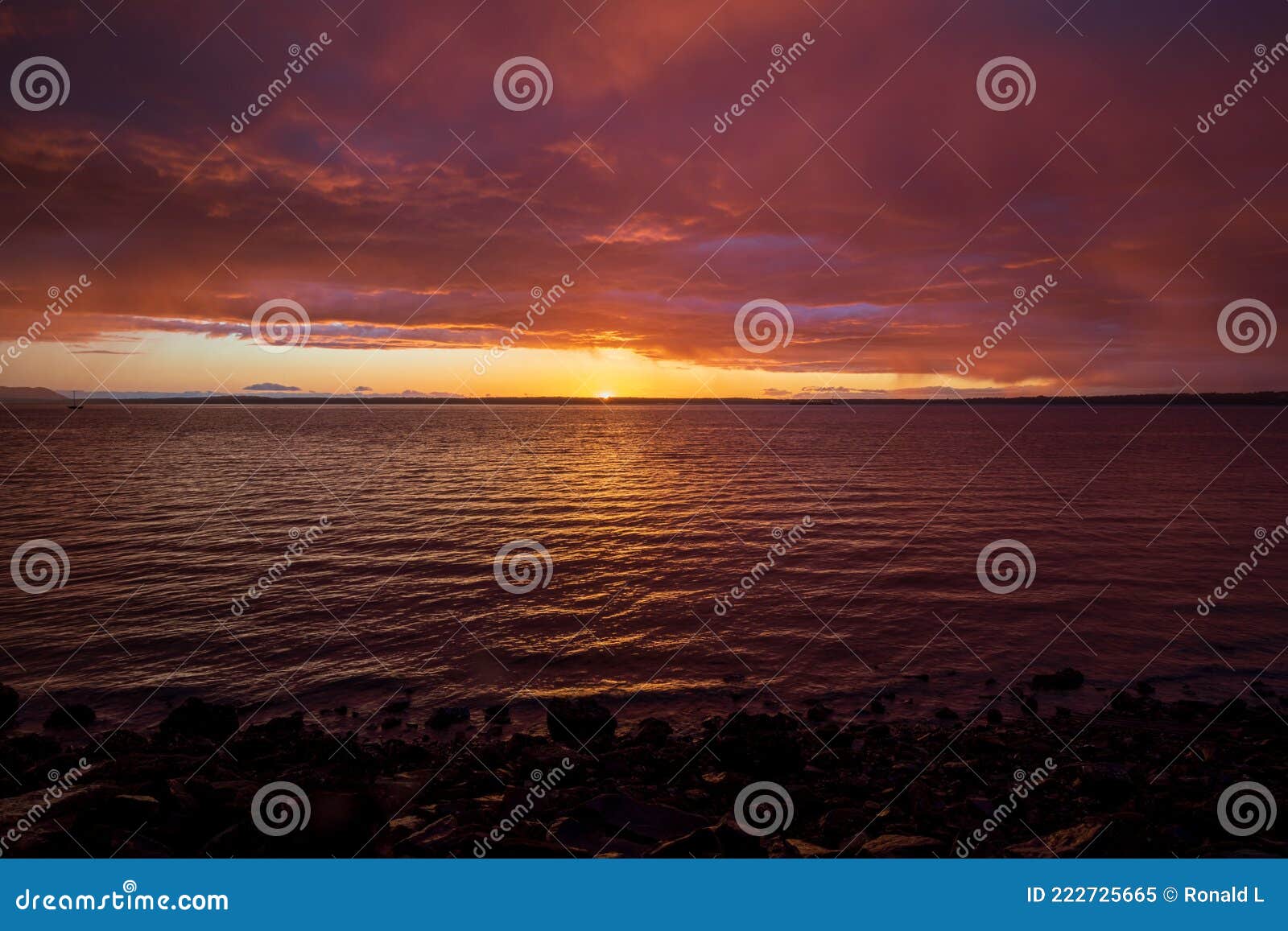Sunset at Bellingham Bay, Washington. Cornwall Beach Park Stock Image ...