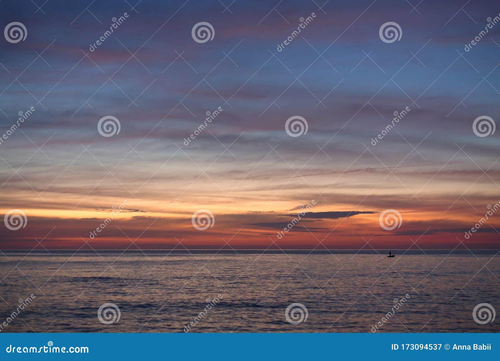 Sunset Color Rosa Del Mar Hermosas Nubes De Color Imagen de archivo ...