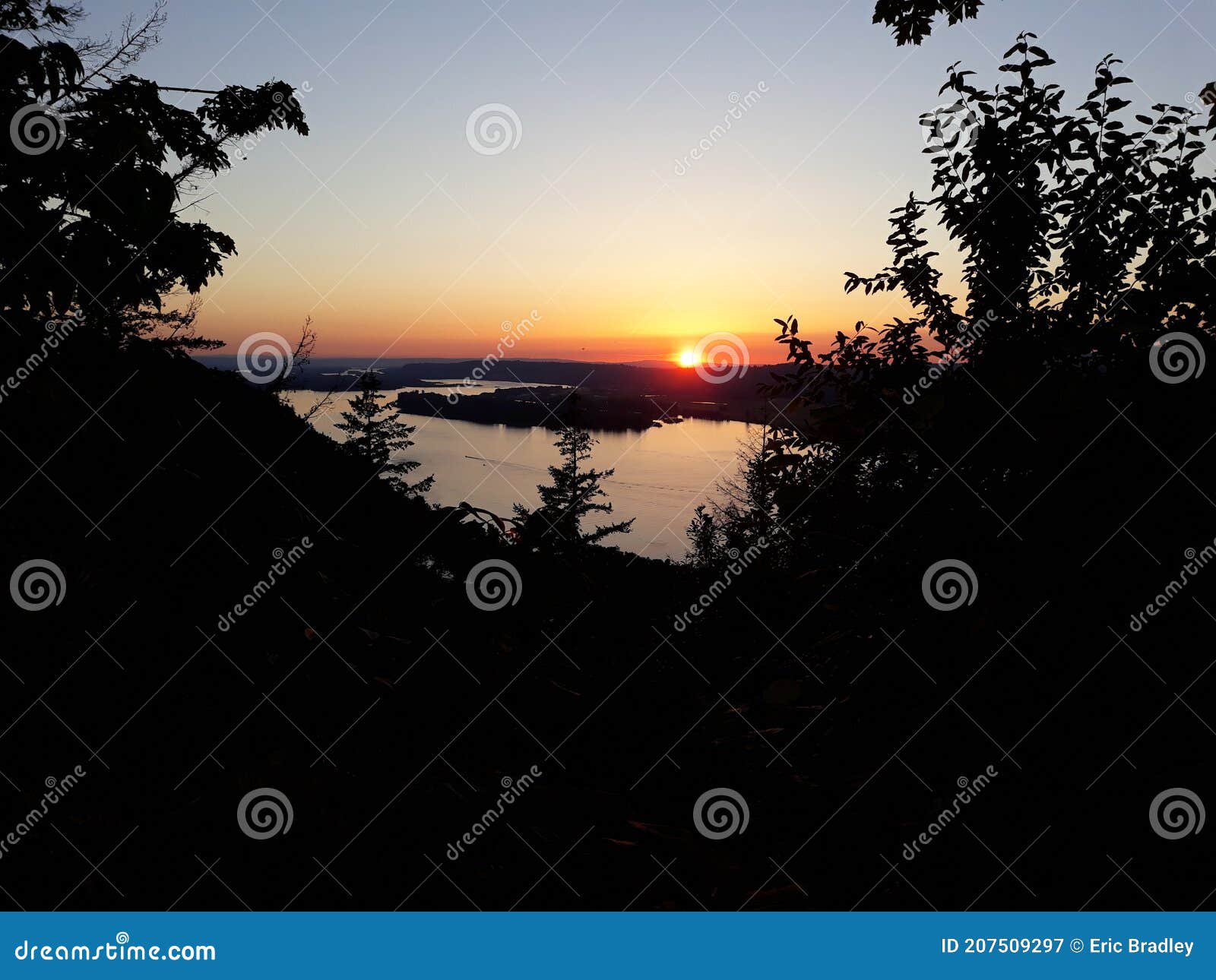 Sunset on the Columbia stock image. Image of cloud, sunset - 207509297