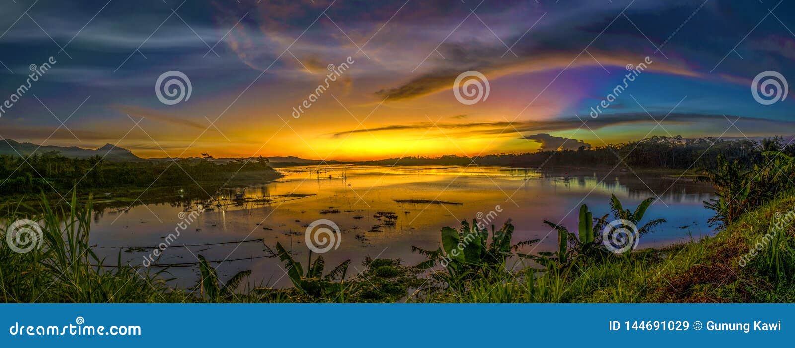 Sunset on the Edge of the Lake Stock Image - Image of blue, green ...