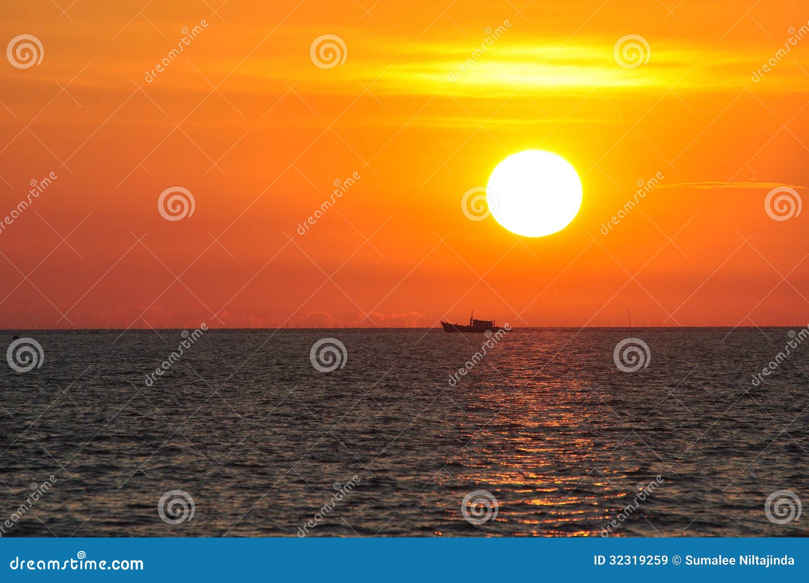 Sunset at the horizon stock image. Image of lake, beautiful - 32319259