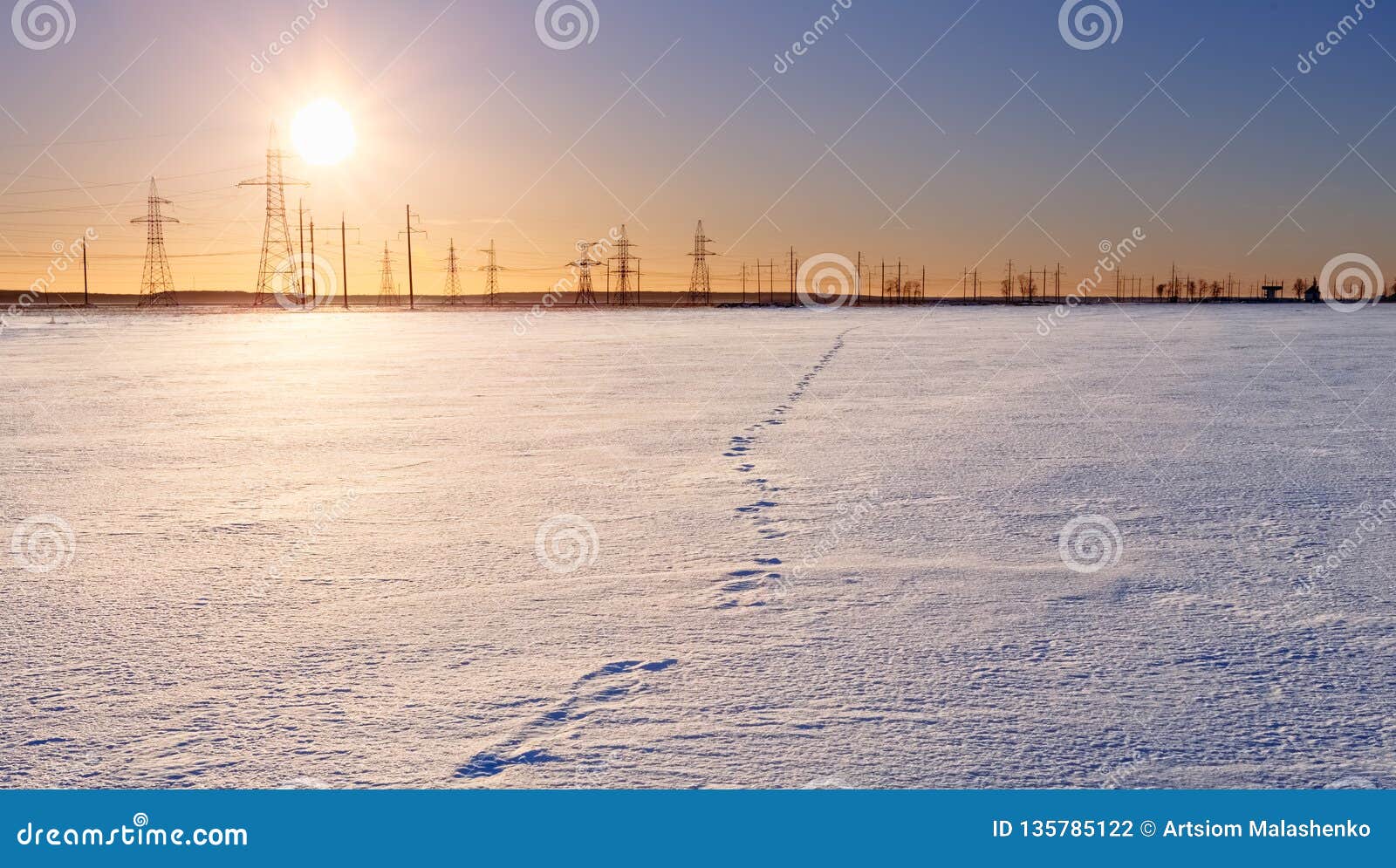 Sunset on the Horizon of the Winter Field Stock Photo - Image of ...