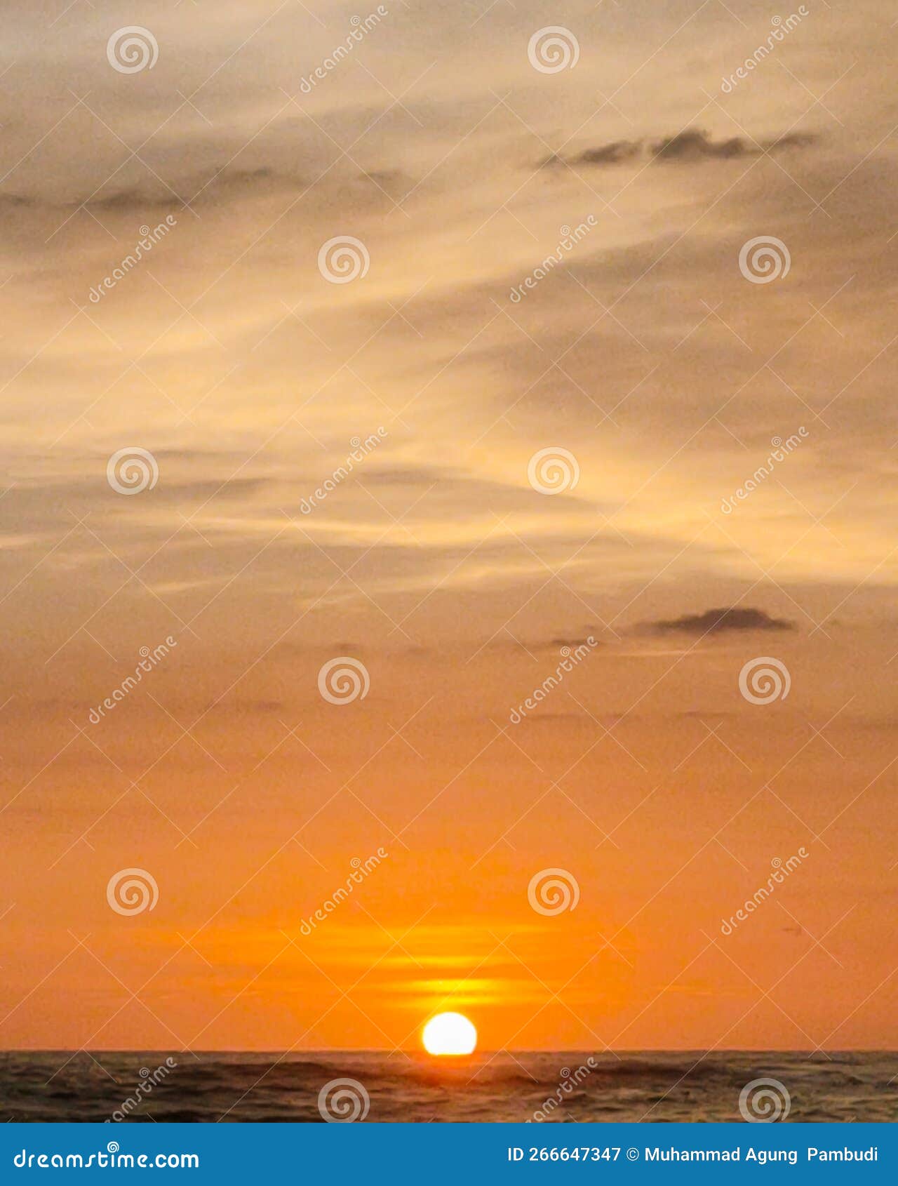 The Sunset that Illuminates the Ocean As Far As the Eye Can See Stock ...