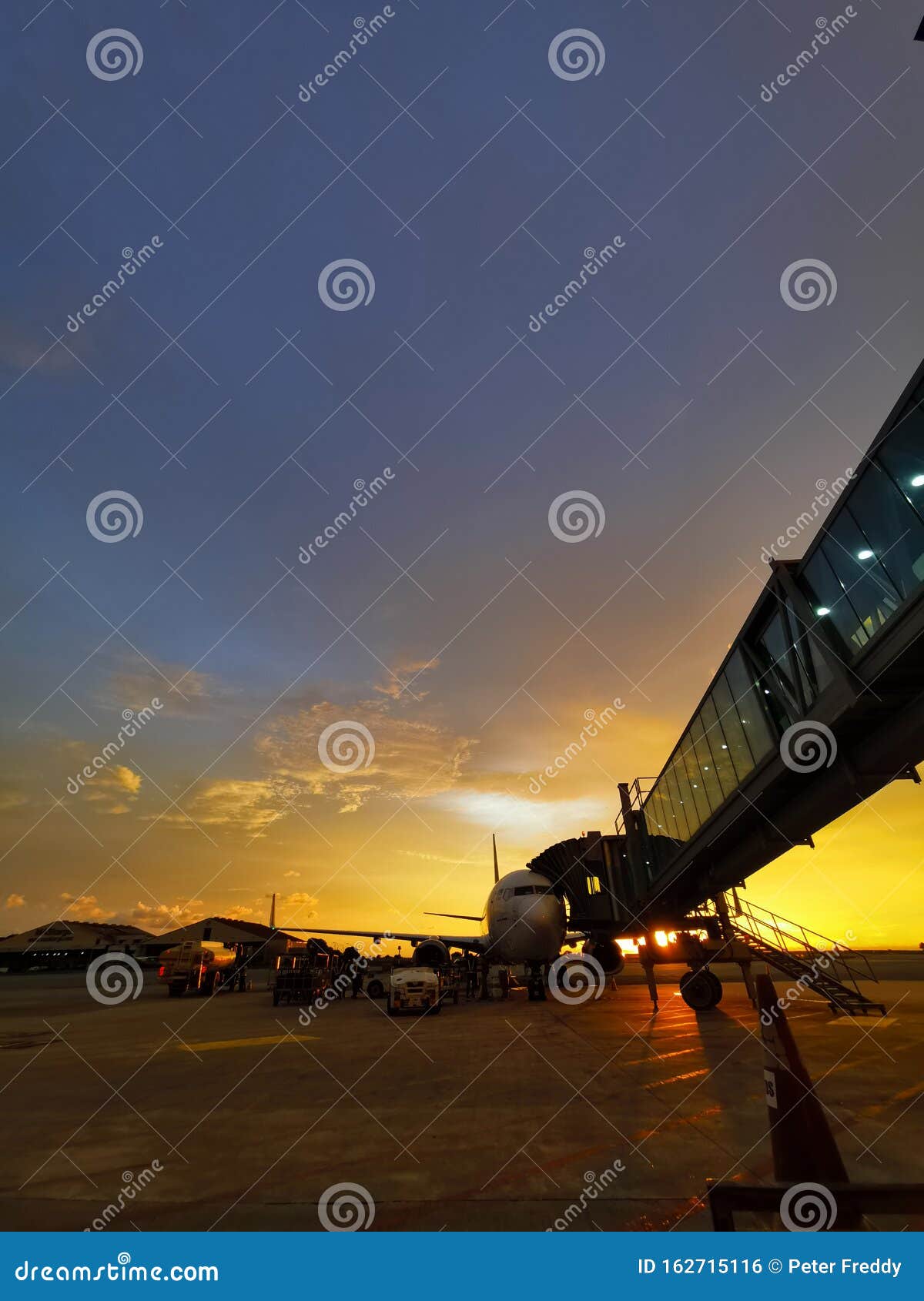 Sunset KKIA Boeing 737 B737 Stock Photo - Image of sunset, boeing ...