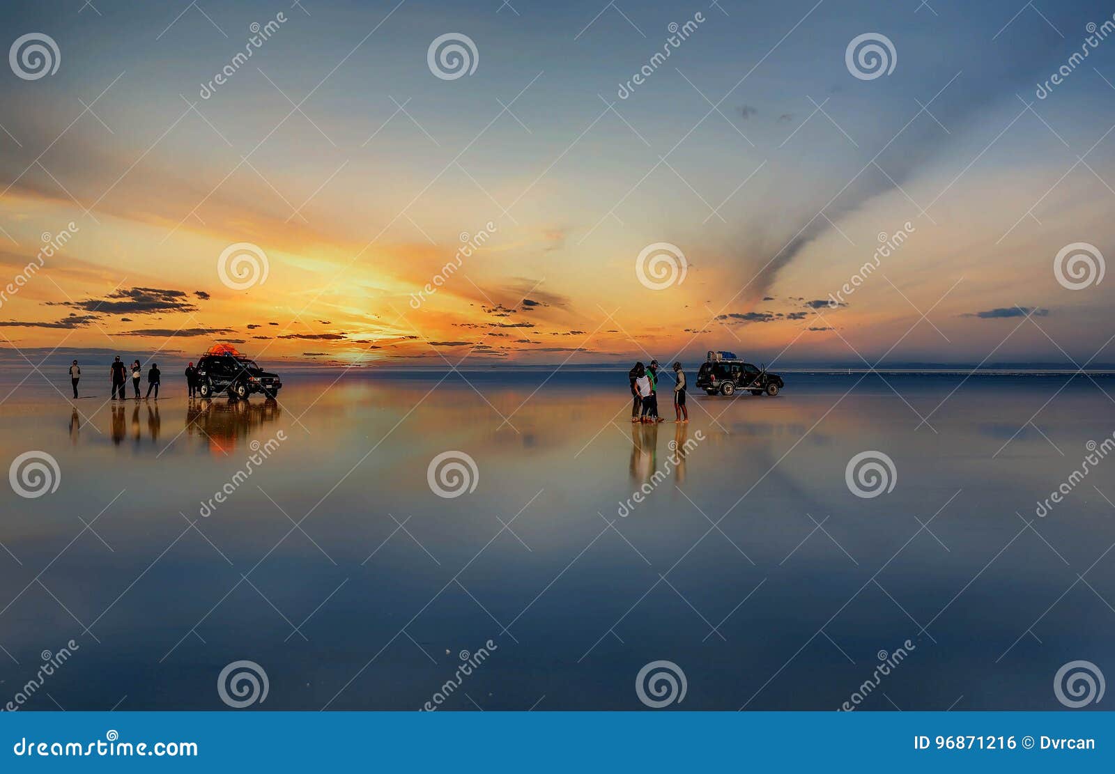 Sunset at Lake Salar De Uyuni in Bolivia Editorial Photo - Image of ...