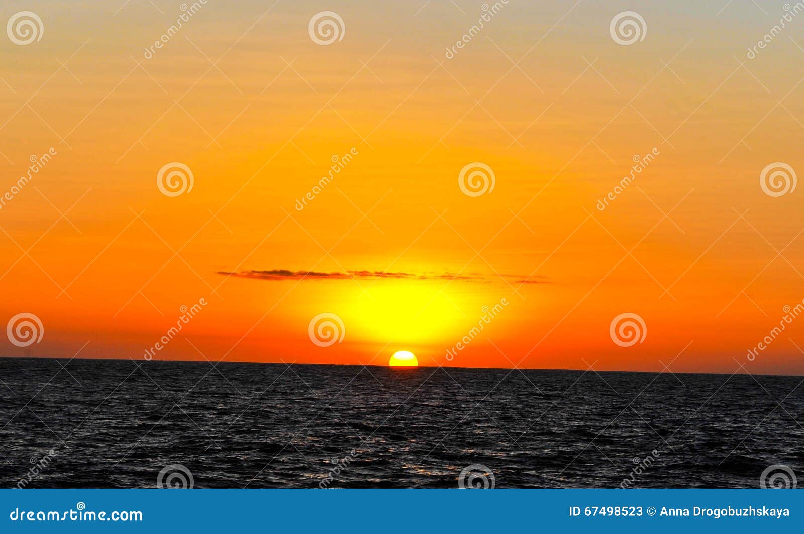 Sunset in the Middle of the Ocean. Stock Image - Image of cloud, diving ...