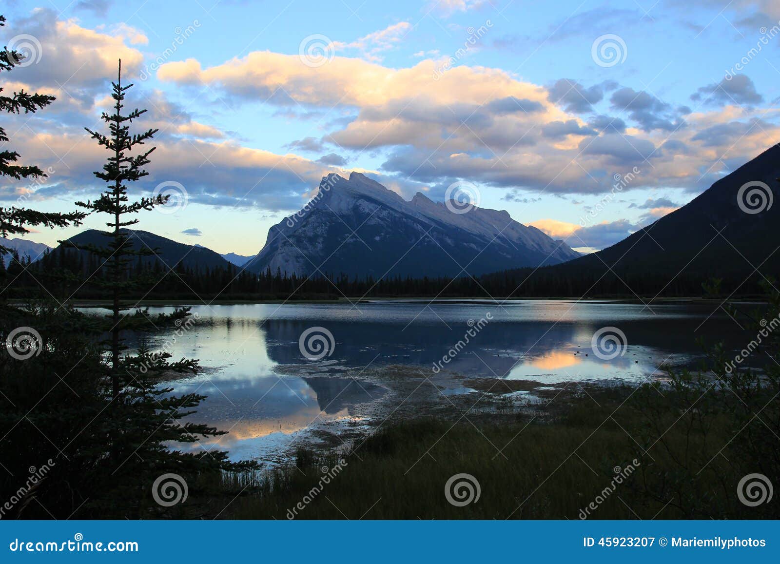 Sunset at Mount Rundle in Banff National Park, Alberta, Canada Stock ...