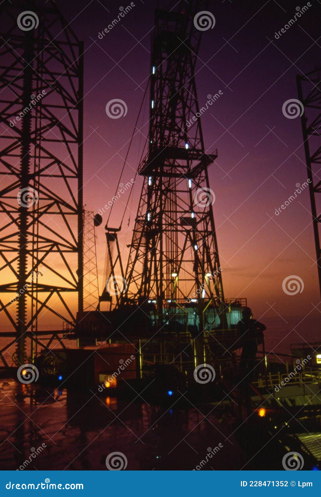 Sunset on Offshore Drilling Rig Stock Photo - Image of drilling, gulf ...