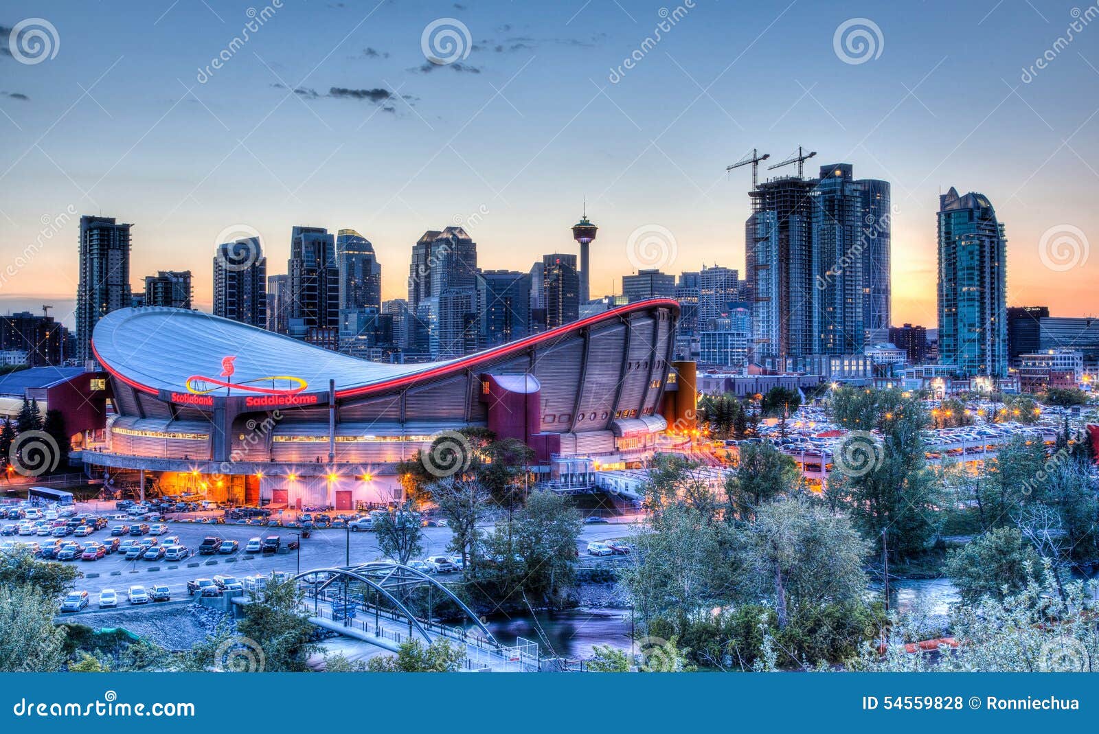 Sunset Over Downtown Calgary and Saddledome Editorial Stock Photo ...