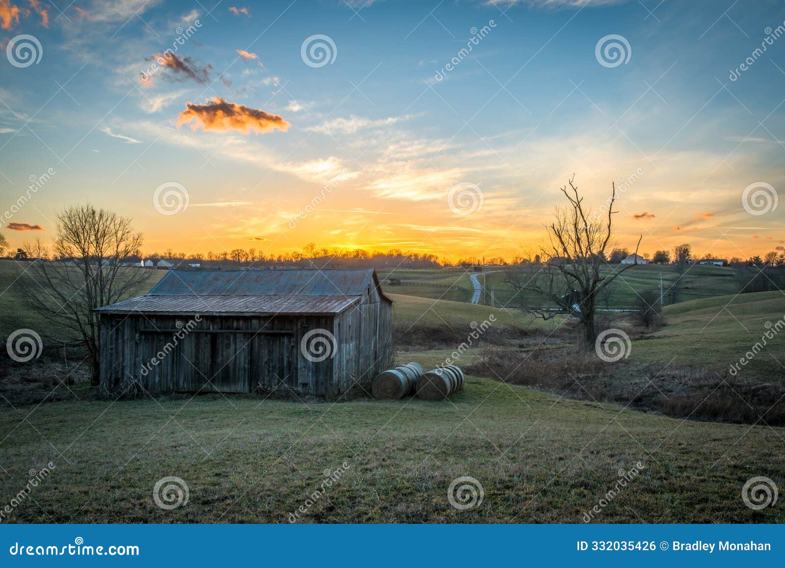 Sunset Over Kentucky Barn Usa Stock Photo - Image of horizon, plain ...