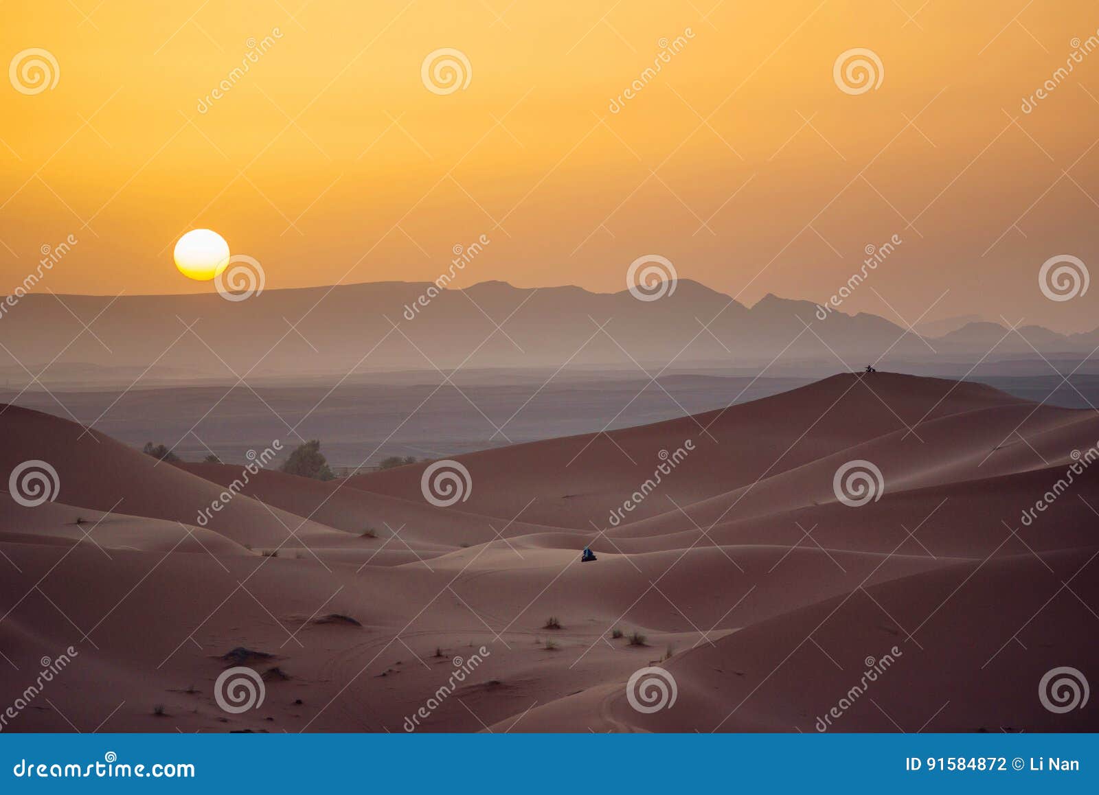 Sunset in Sahara Desert stock photo. Image of egypt, lonely - 91584872