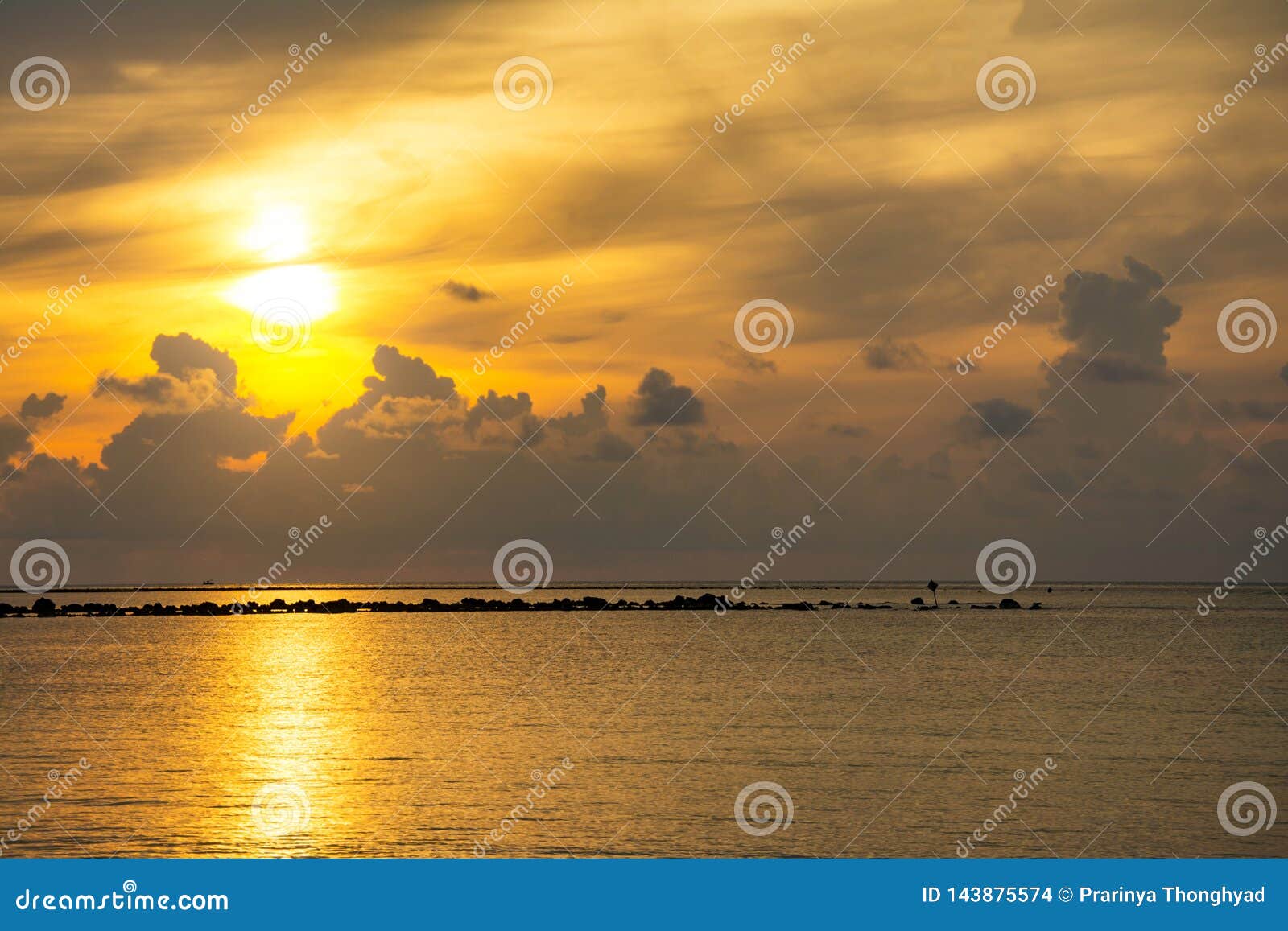 Sunset Sky Reflect on the Sea, Light and Cloud of the Sunset is ...