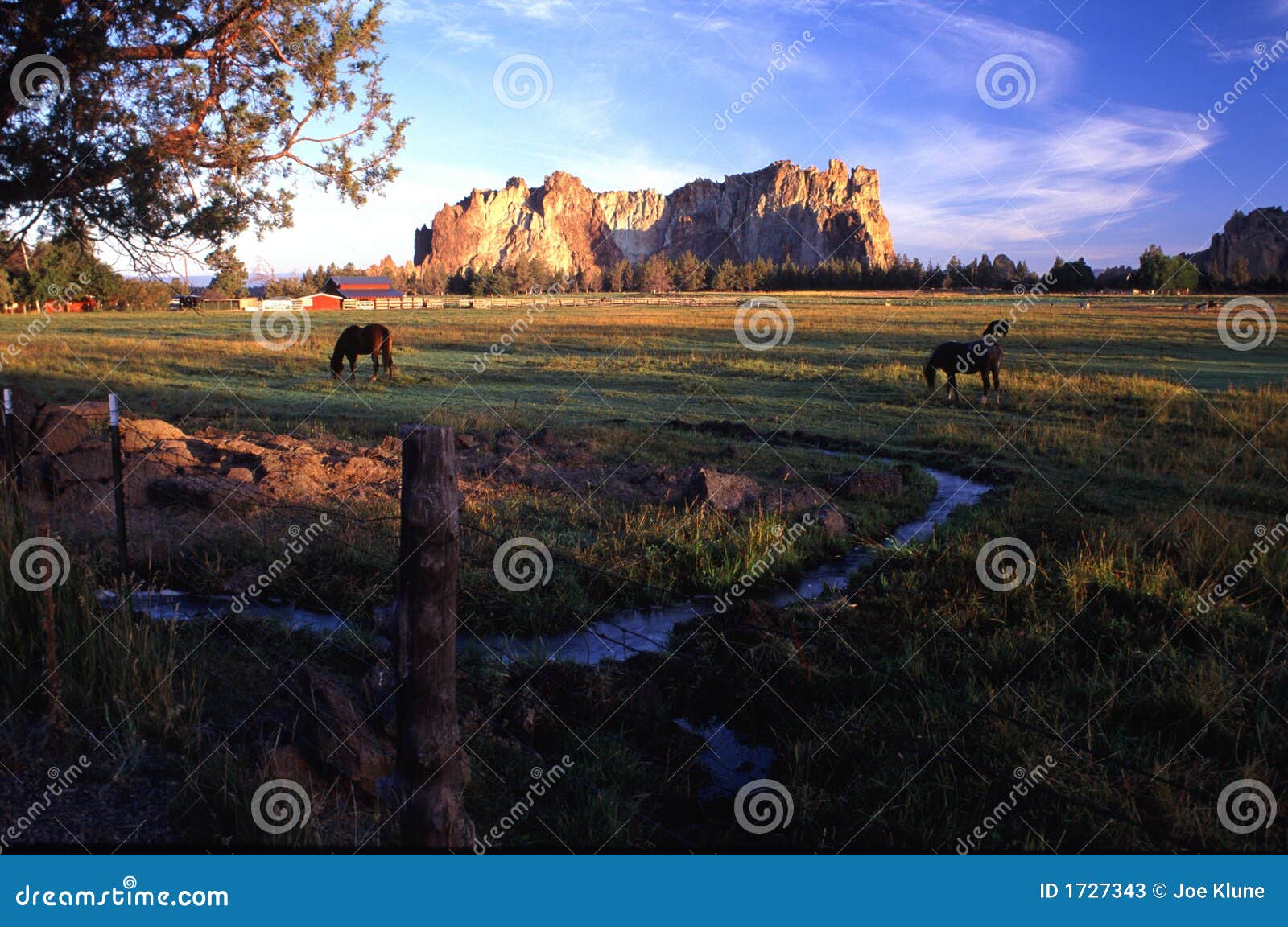 Sunset at Smith Rock St. Park Stock Image - Image of beauty, formation ...
