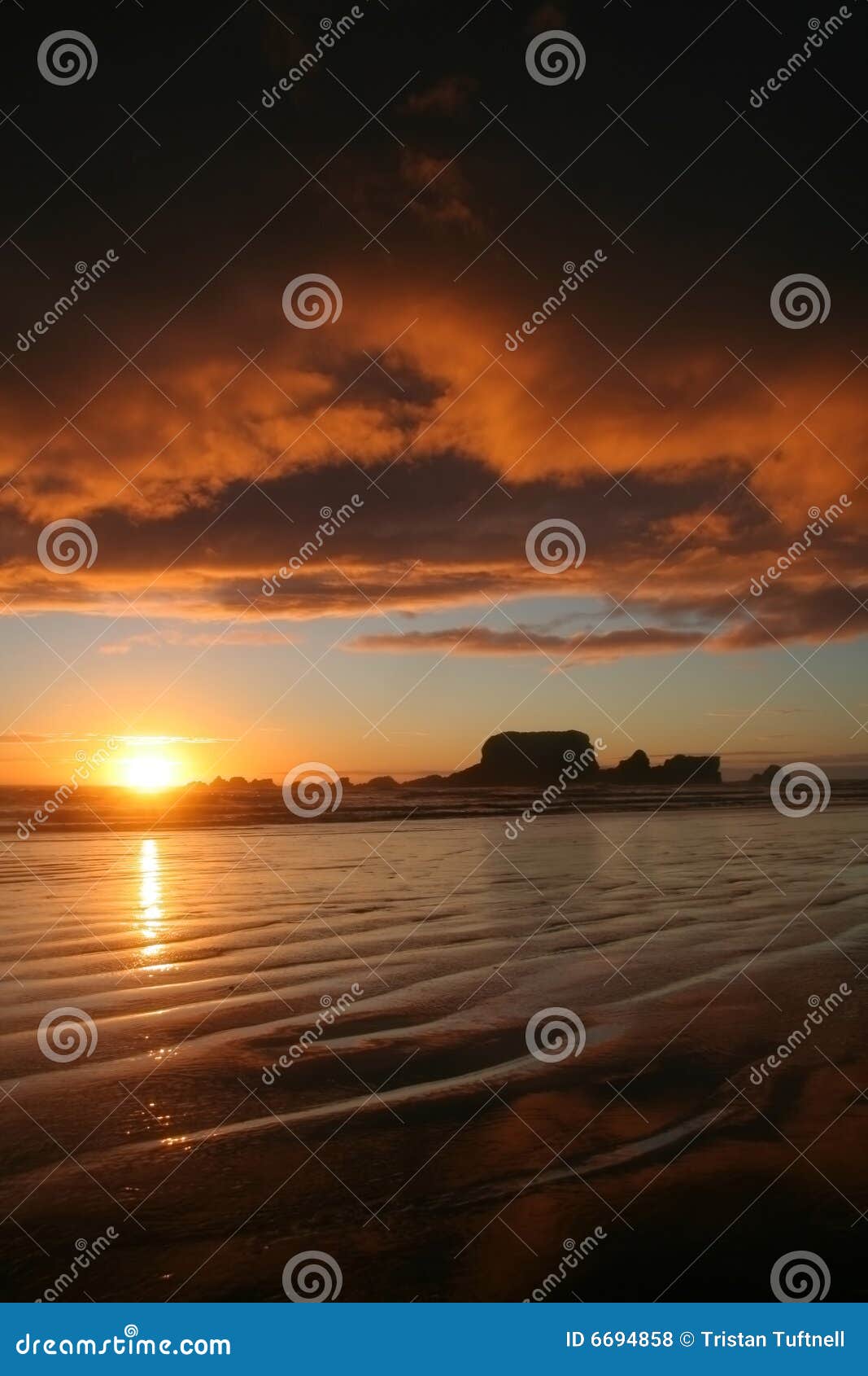 Sunset at Tauranga Bay stock photo. Image of sunset, sandy - 6694858