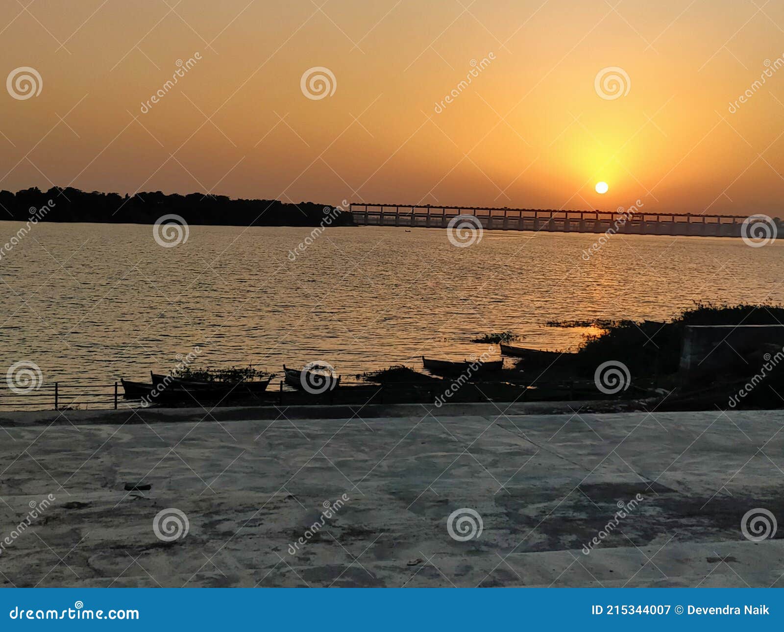 Tapi River Is The Main River In The Gujarat Of India. During The Eveing ...