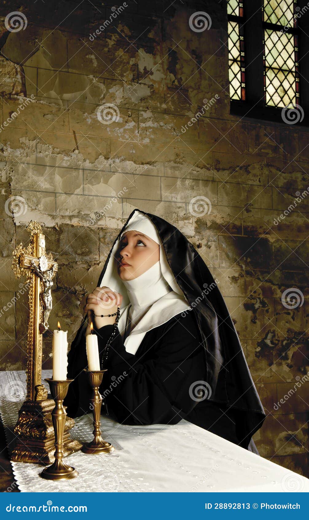 Suora all'altare immagine stock. Immagine di suore, religione - 28892813