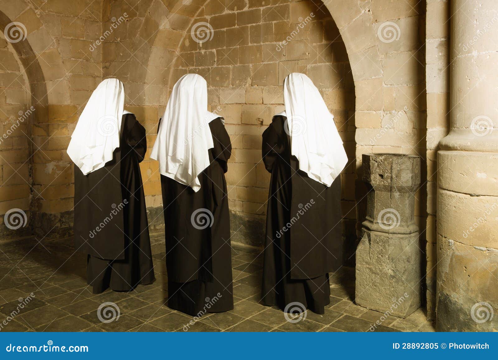 Suore in Convento Medievale Immagine Stock - Immagine di debuttante ...