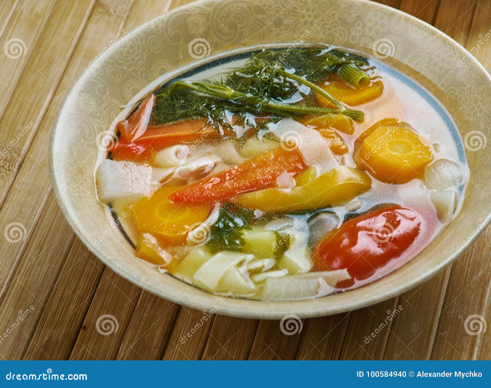 Supa-taraneasca stockfoto. Bild von gesund, gemüse, suppe - 100584940