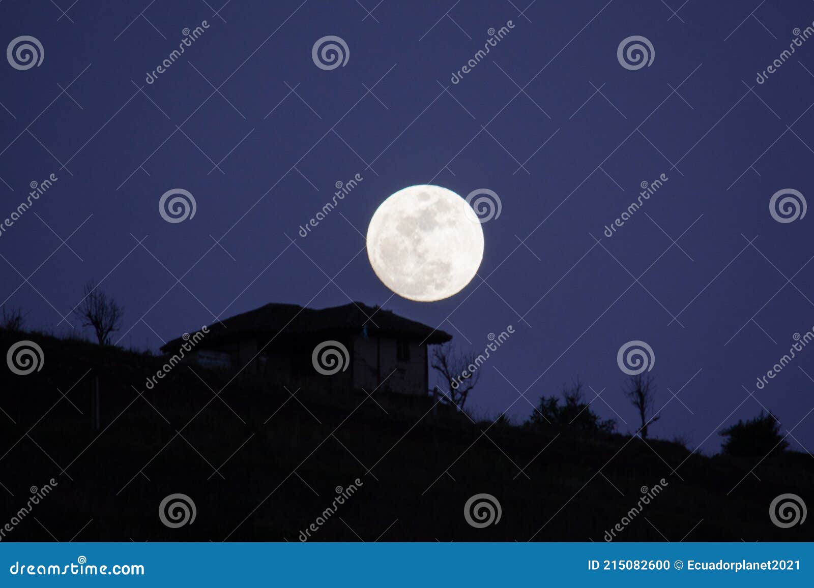 Super Lua Bela E Gigante Lua Cheia Na Montanha Foto de Stock - Imagem ...