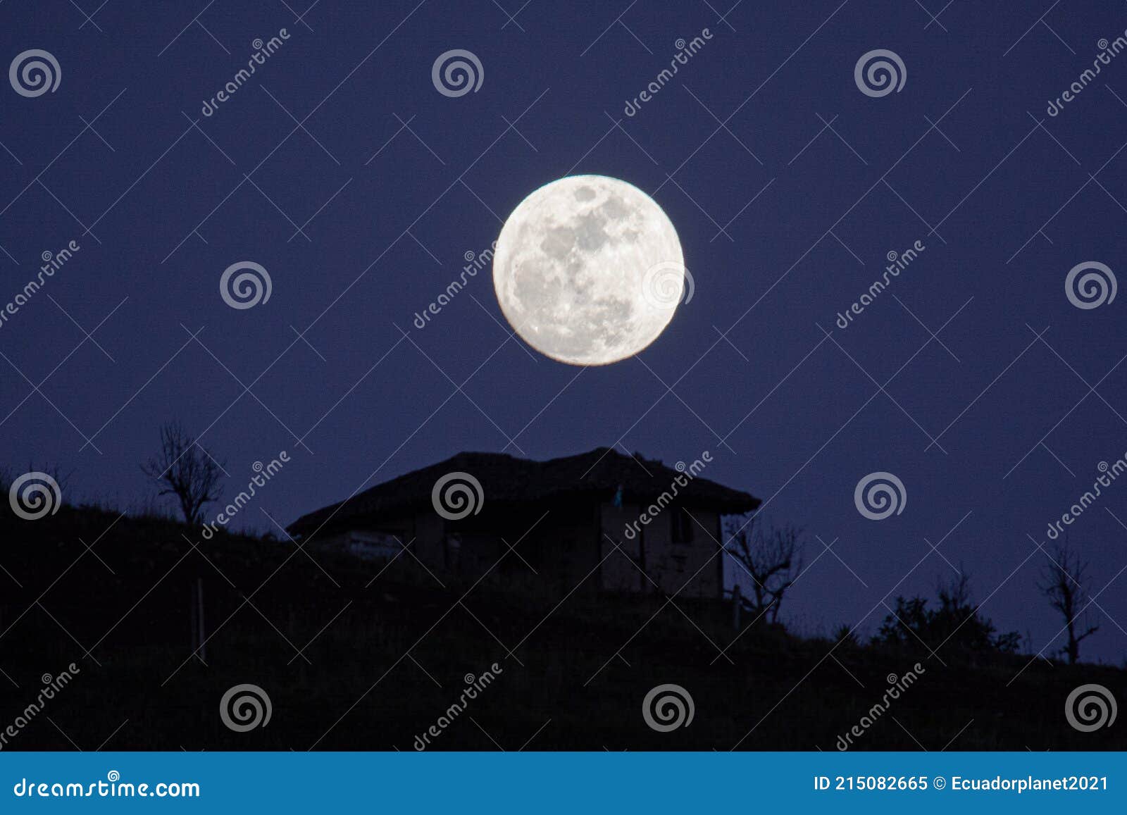 Super Lua Bela E Gigante Lua Cheia Na Montanha Imagem de Stock - Imagem ...