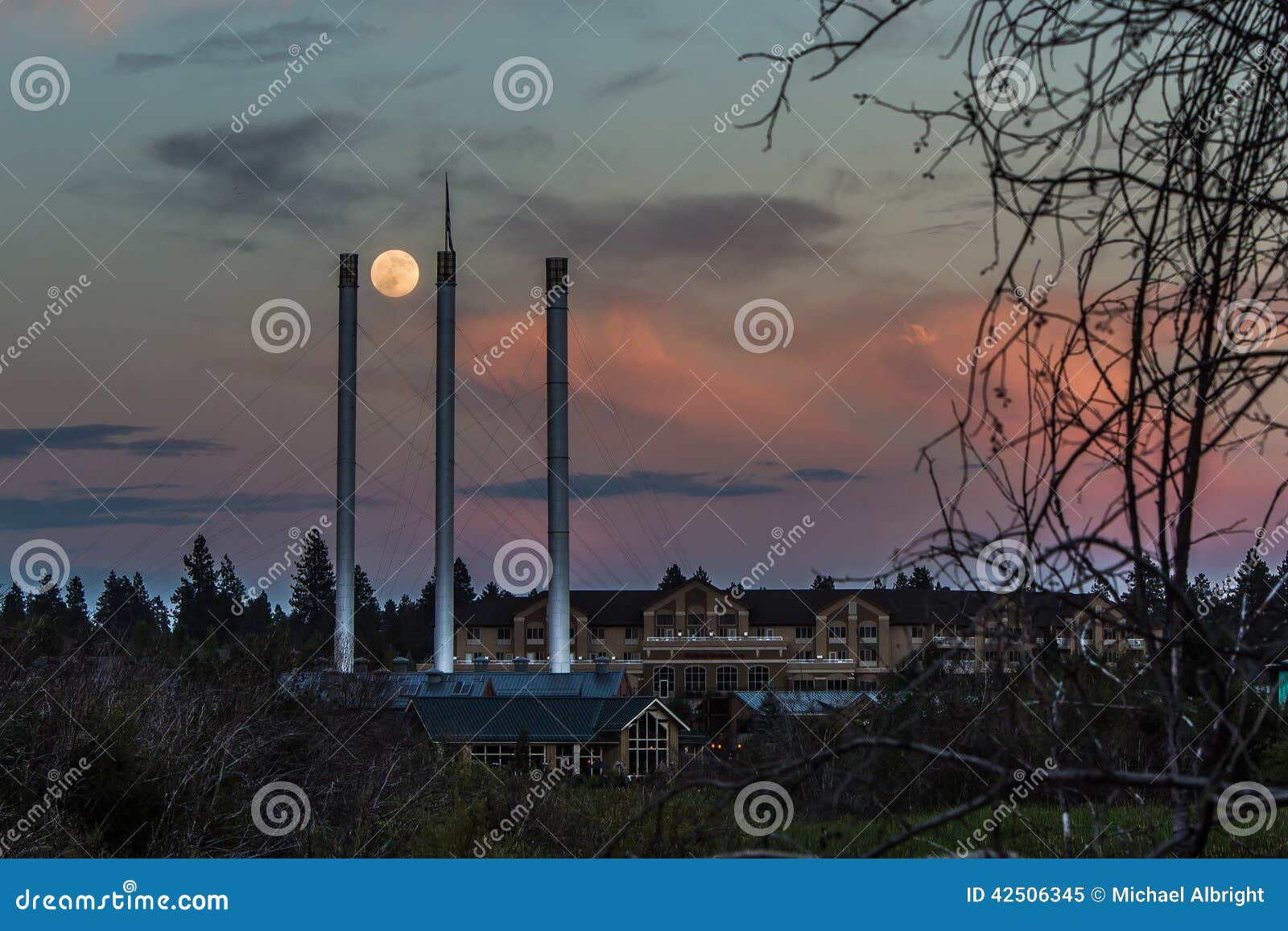 Super Moon - Bend, Oregon stock image. Image of shopping - 42506345