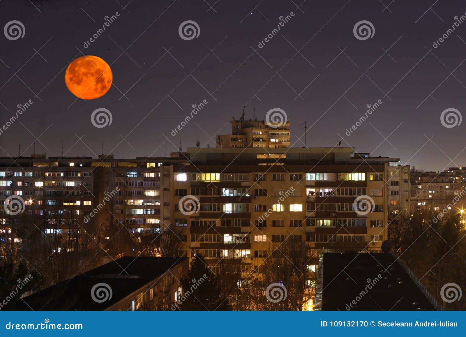 Super moon in romania editorial image. Image of metropolis - 109132170