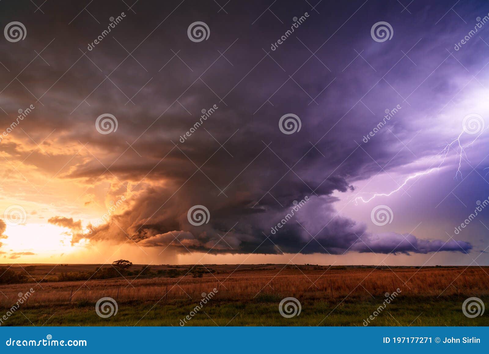Lightning From A Supercell Thunderstorm Over The Northern Plains, USA ...