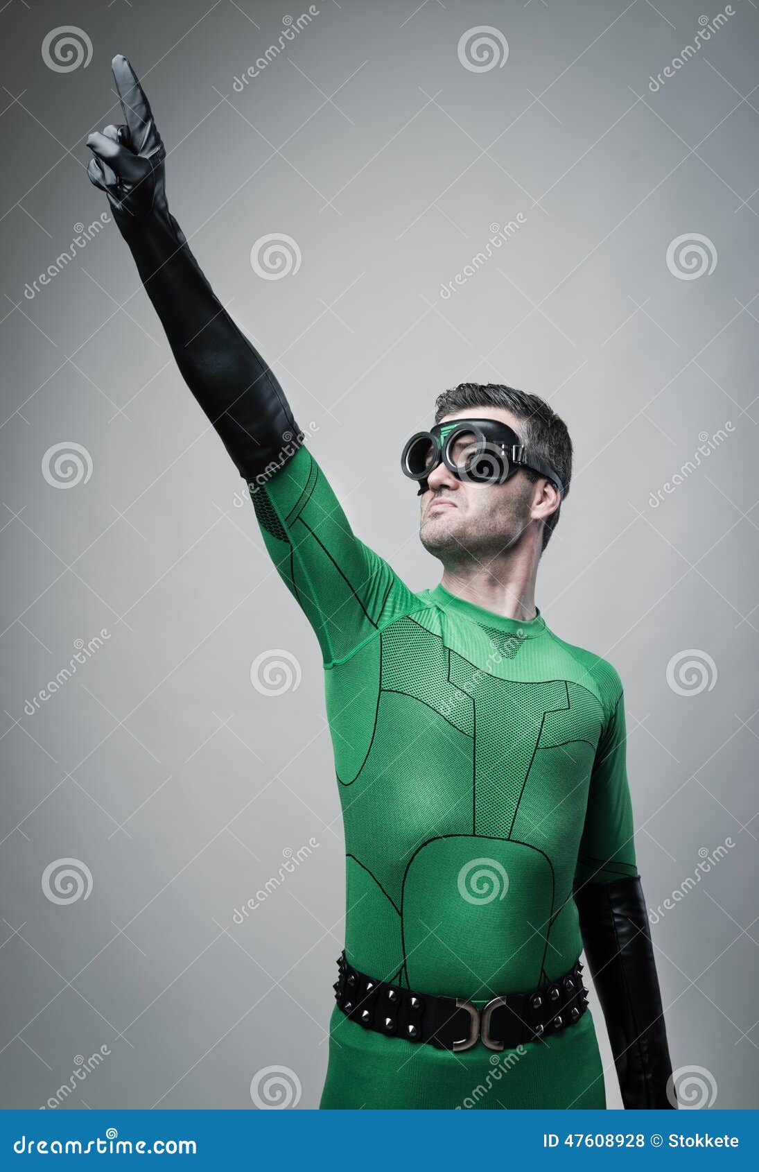 Supereroe Coraggioso Che Indica Il Cielo Fotografia Stock - Immagine di ...