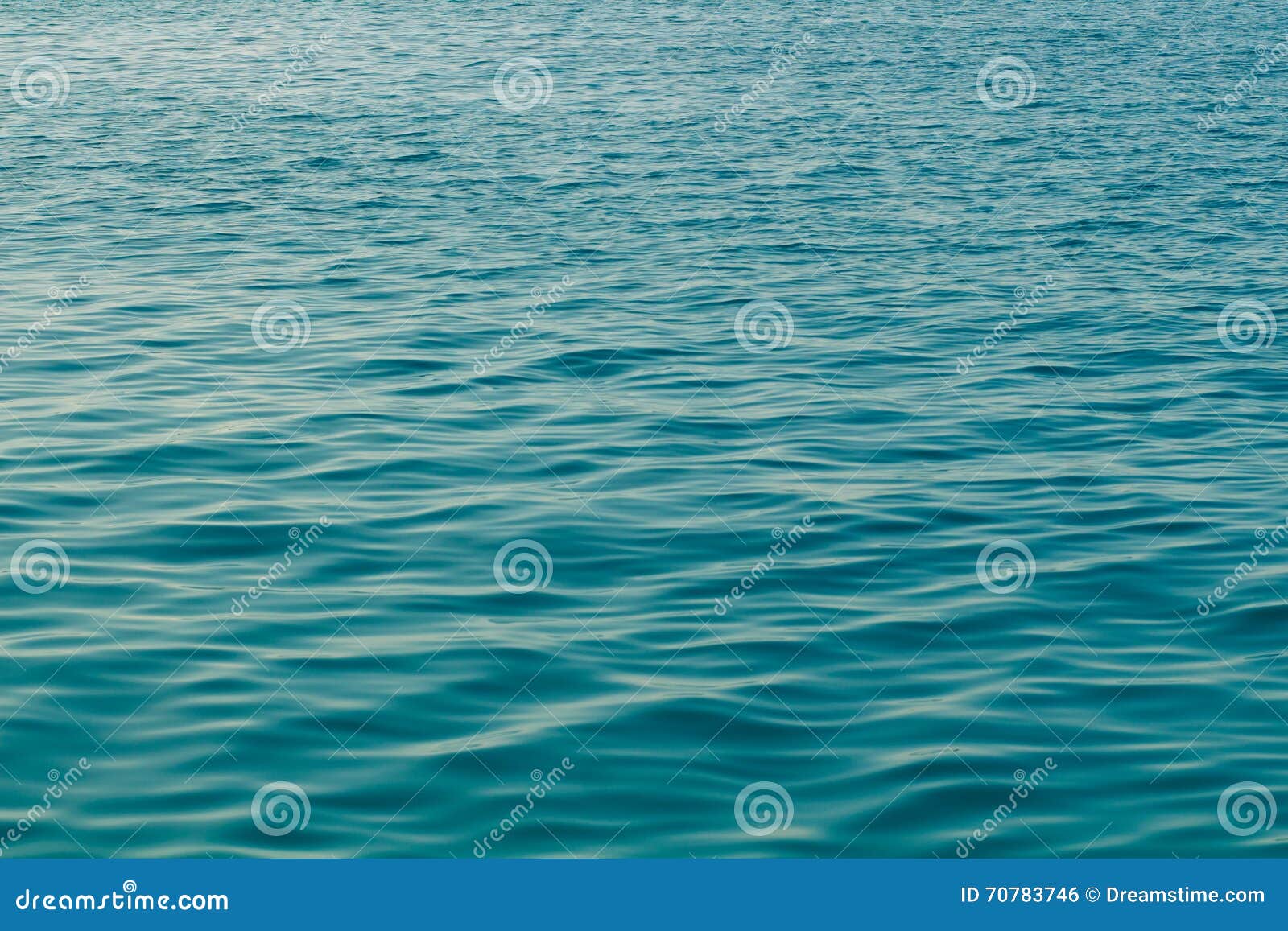Superficie del mare calmo fotografia stock. Immagine di purezza - 70783746