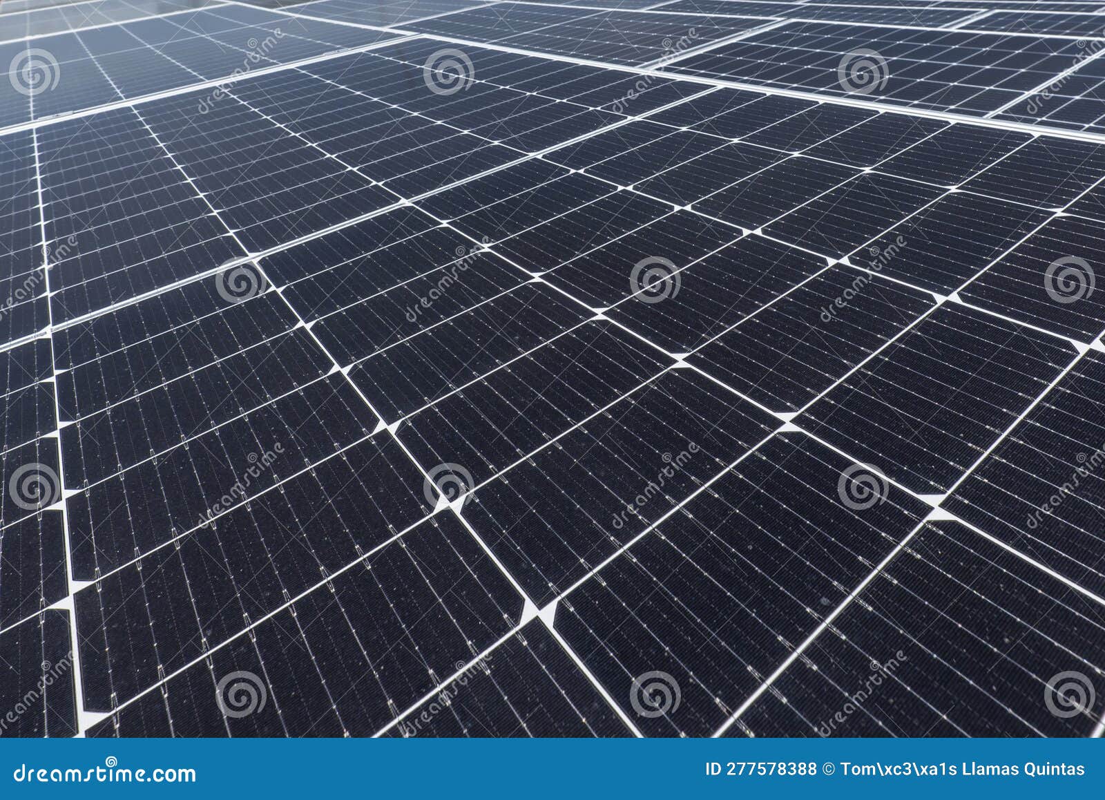 Superficie Instalada De Paneles Solares Modernos Foto de archivo ...