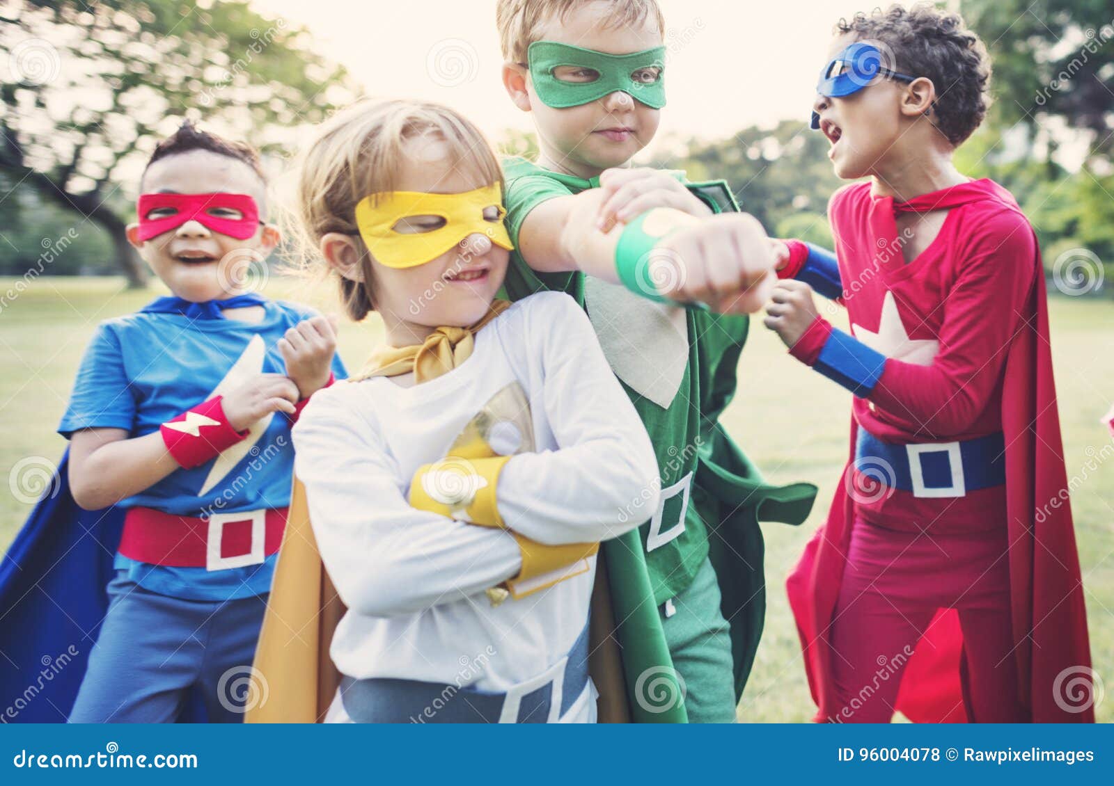 Superheld-nette Kinder, Die Bestimmtheit Ausdrücken Stockfoto - Bild ...