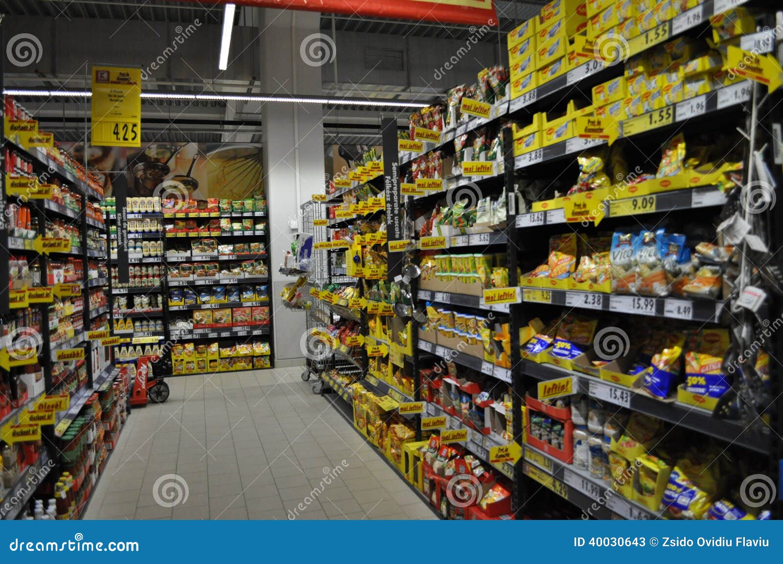 Supermarché photo stock éditorial. Image du chariot, fixation - 40030643