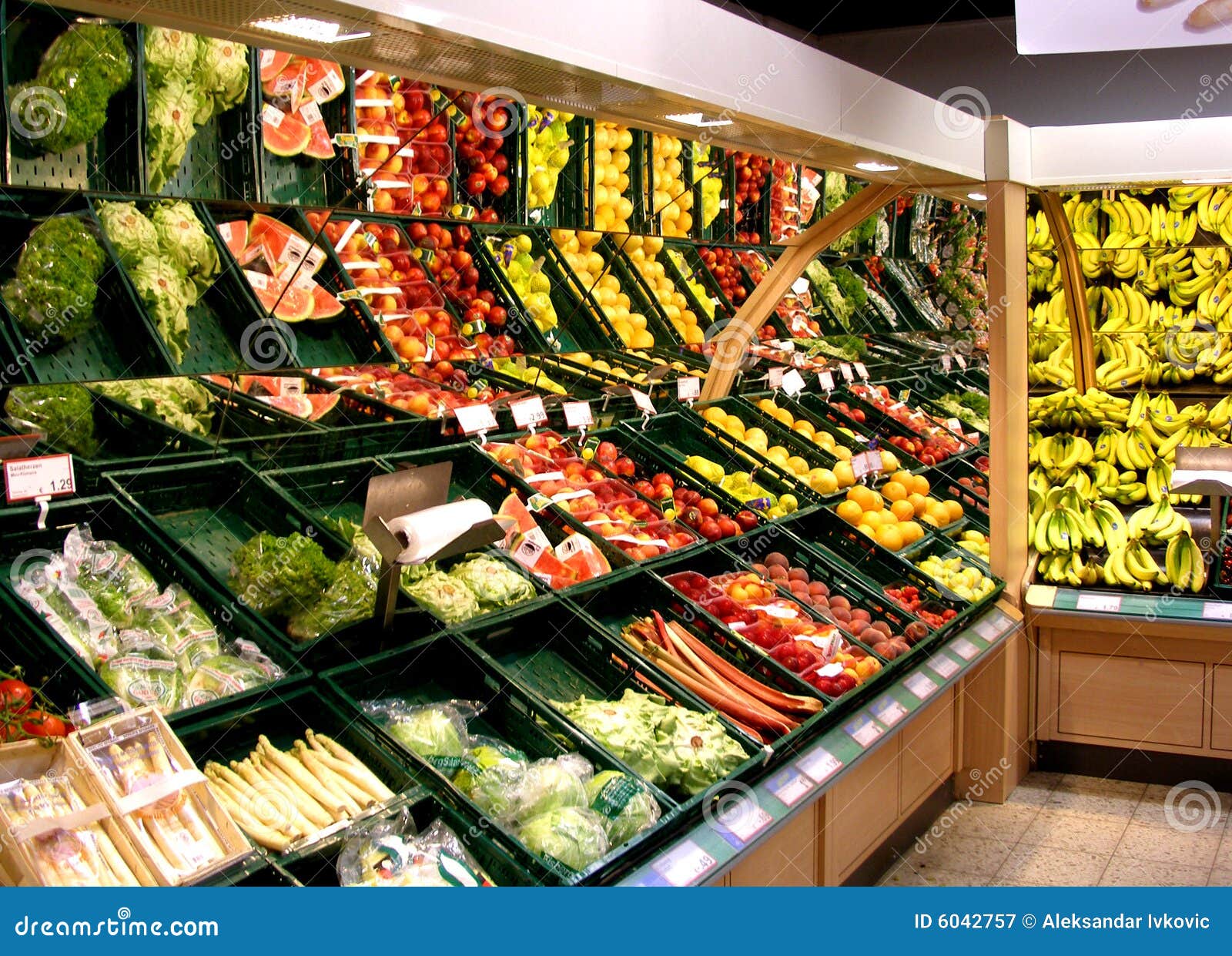 Supermarché image stock. Image du nourriture, passage - 6042757