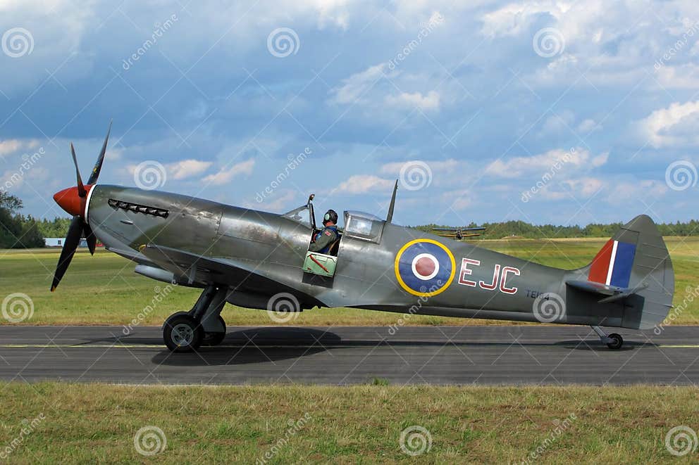 Supermarine Spitfire Profile Editorial Photo - Image of airshow ...