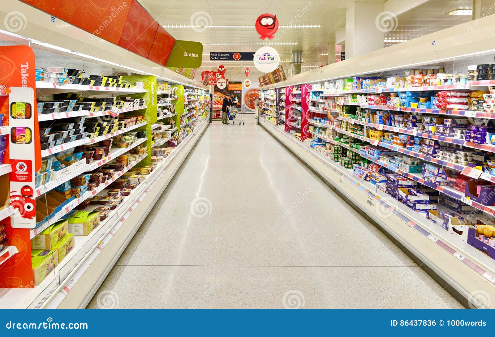 Supermarkt-Gang-Ansicht redaktionelles foto. Bild von ...