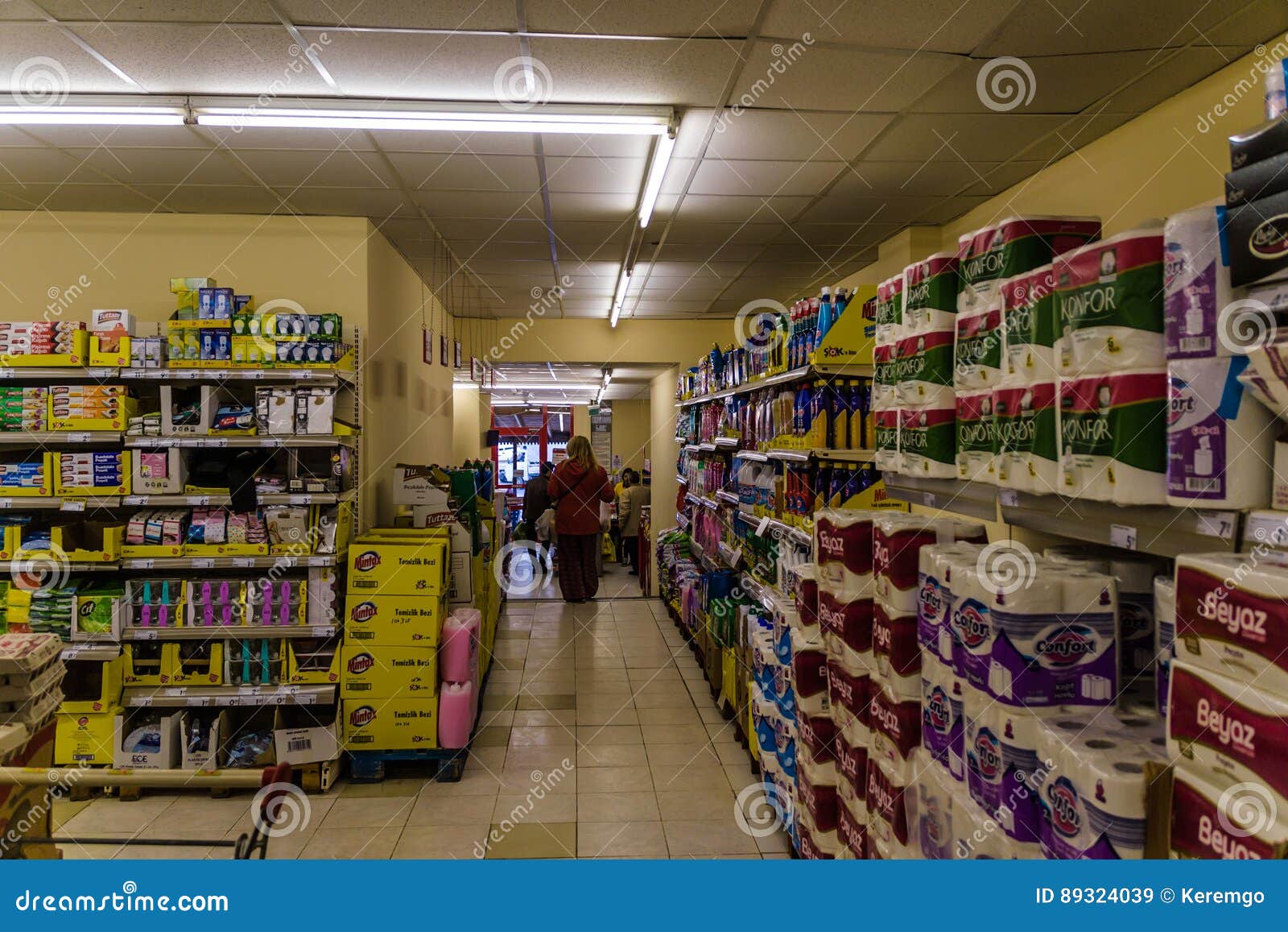 Supermarktinnenraum redaktionelles stockbild. Bild von frisch - 89324039