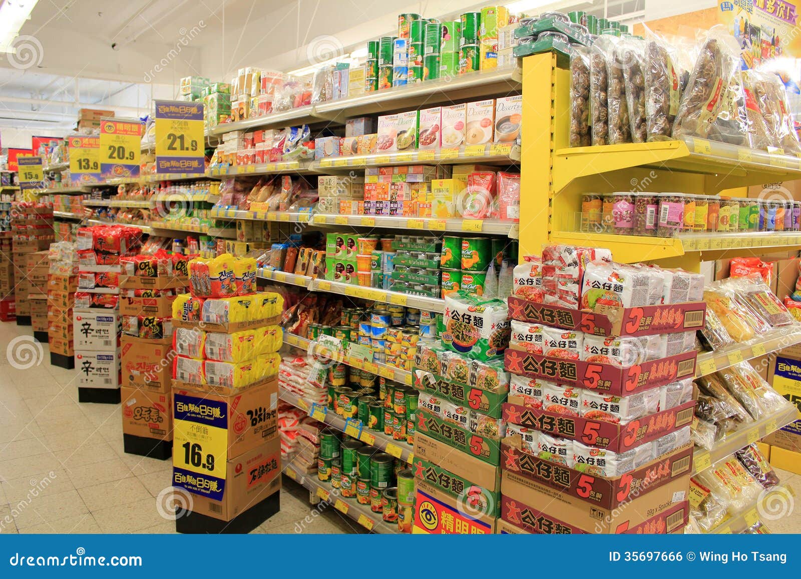 Supermarktregale redaktionelles foto. Bild von supermarkt - 35697666