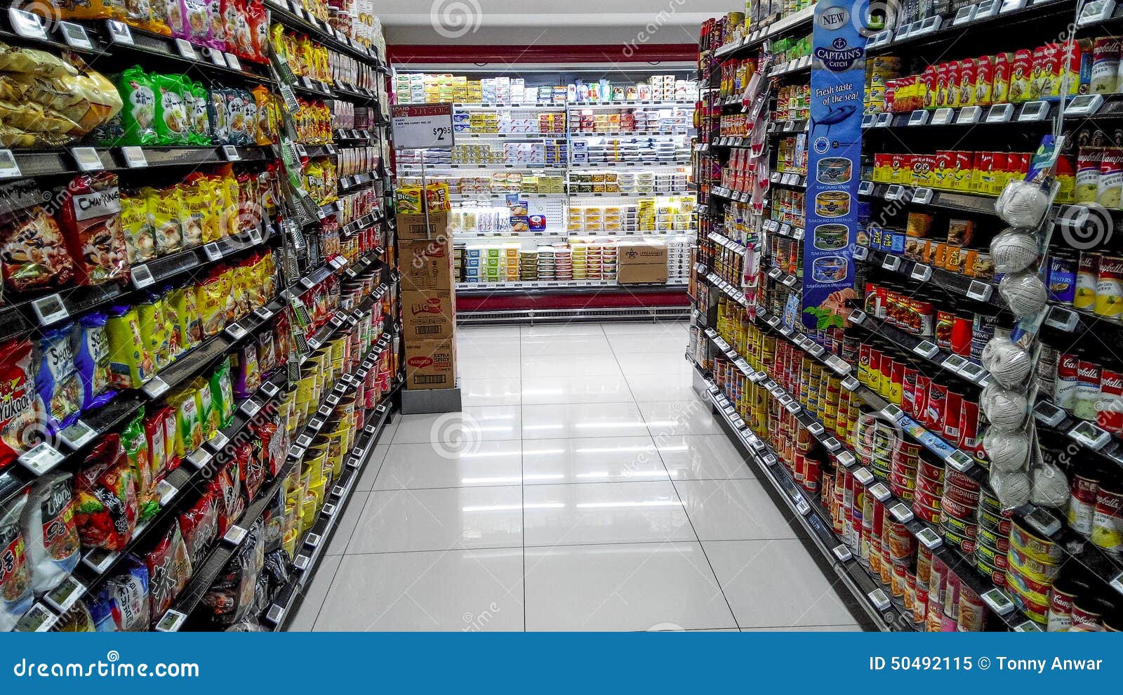 Supermarktregale redaktionelles bild. Bild von saft, einzelverkauf ...