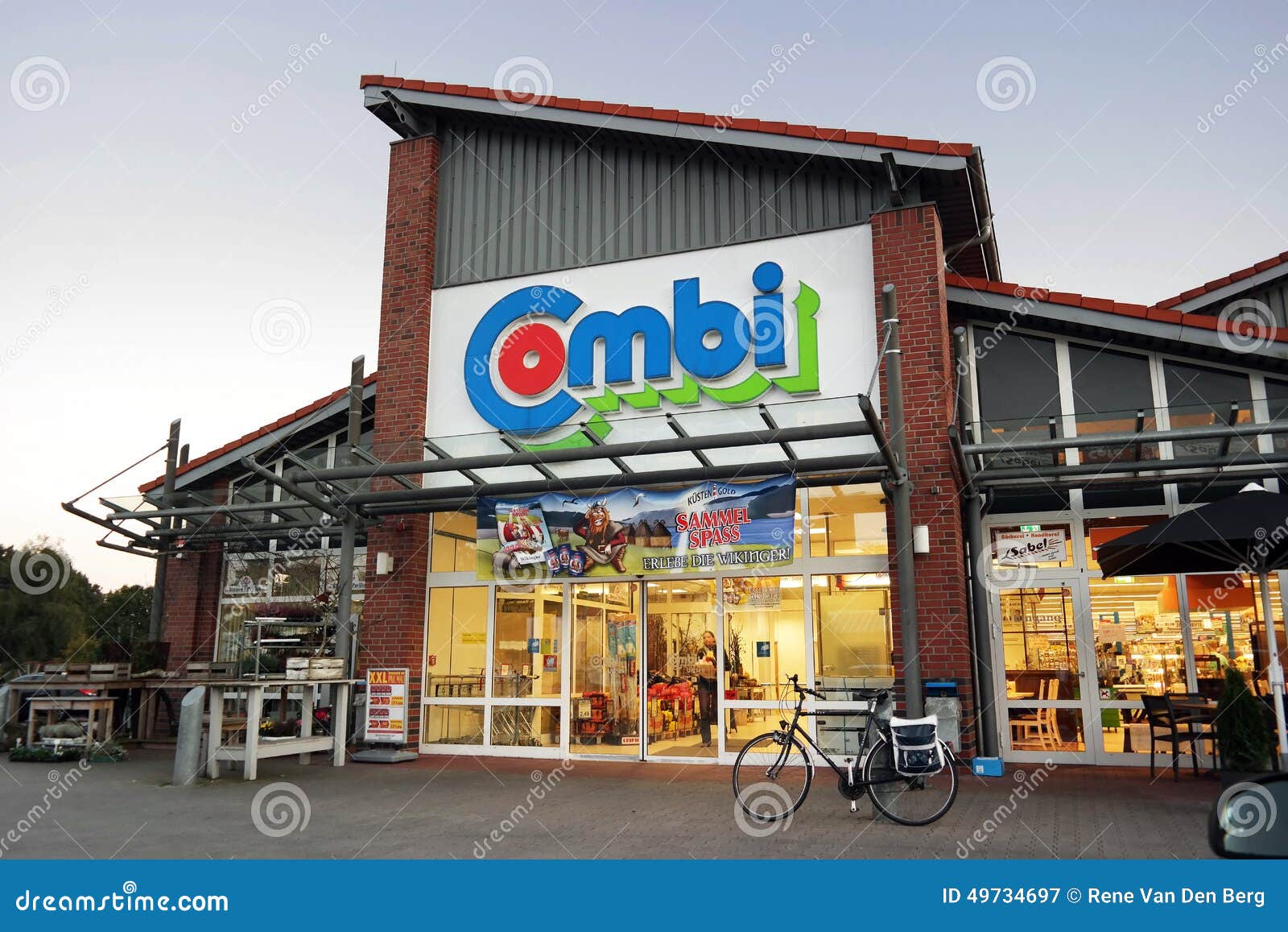 Supermercado de Combi fotografía editorial. Imagen de europa - 49734697